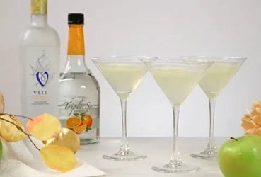 White Cosmopolitan Cocktail Recipe | Total Wine & More